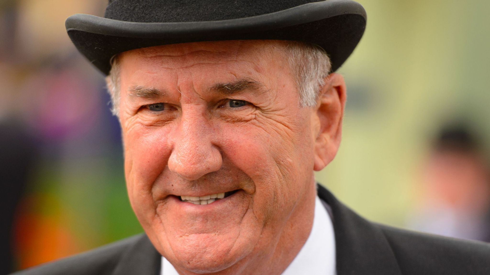 Des O'Connor: Tributes pour in for 'giggler', 'national hero' and ...