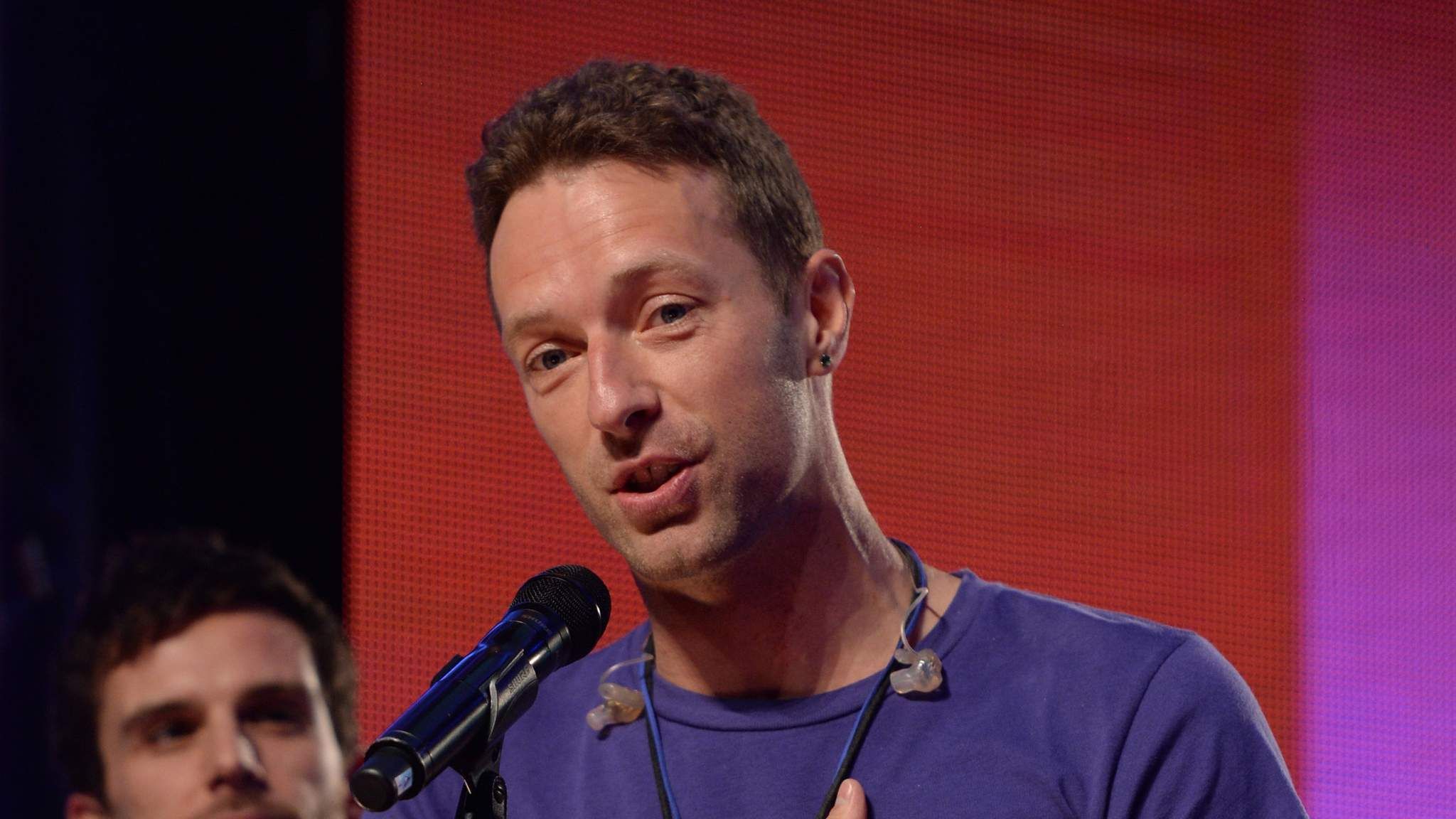 Watch: Singer Trashes Coldplay's Table At NMEs | Ents & Arts News | Sky ...