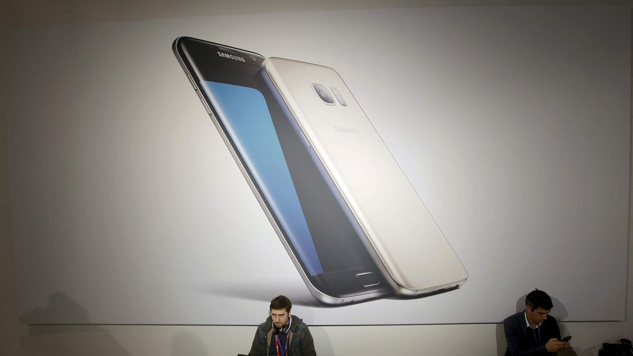 Samsung Unveils Waterproof Galaxy VR Handsets | Science, Climate & Tech ...