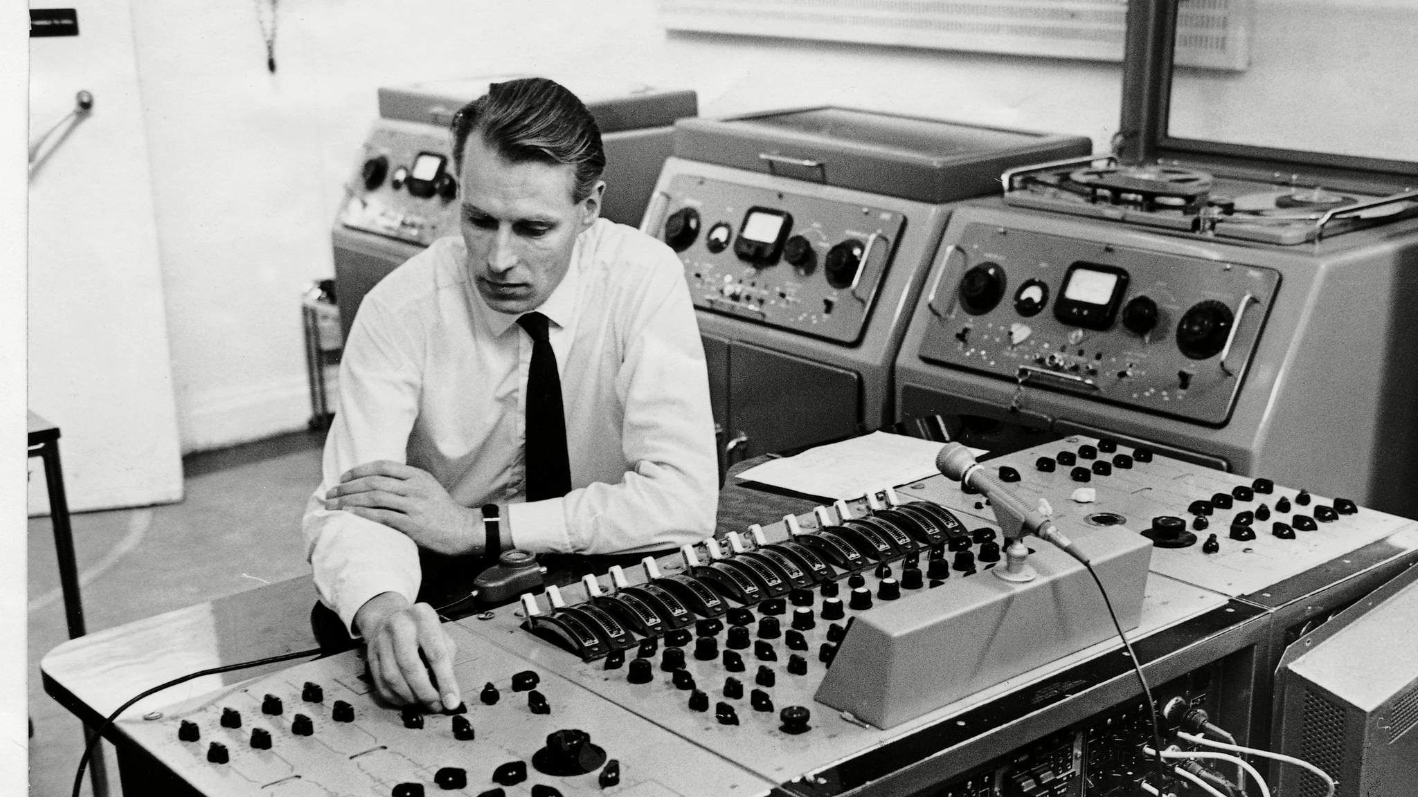 Sir George Martin: Tributes To A 'Visionary' | Ents & Arts News | Sky News