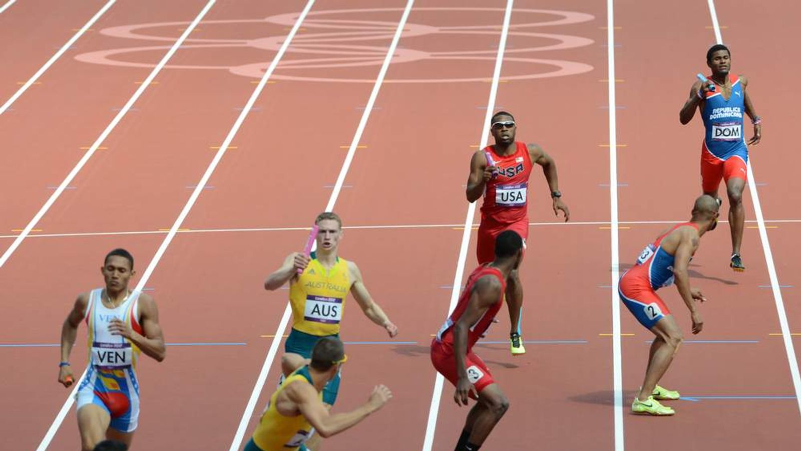 US Athlete Carries On Running After Breaking Leg | Scoop News | Sky News