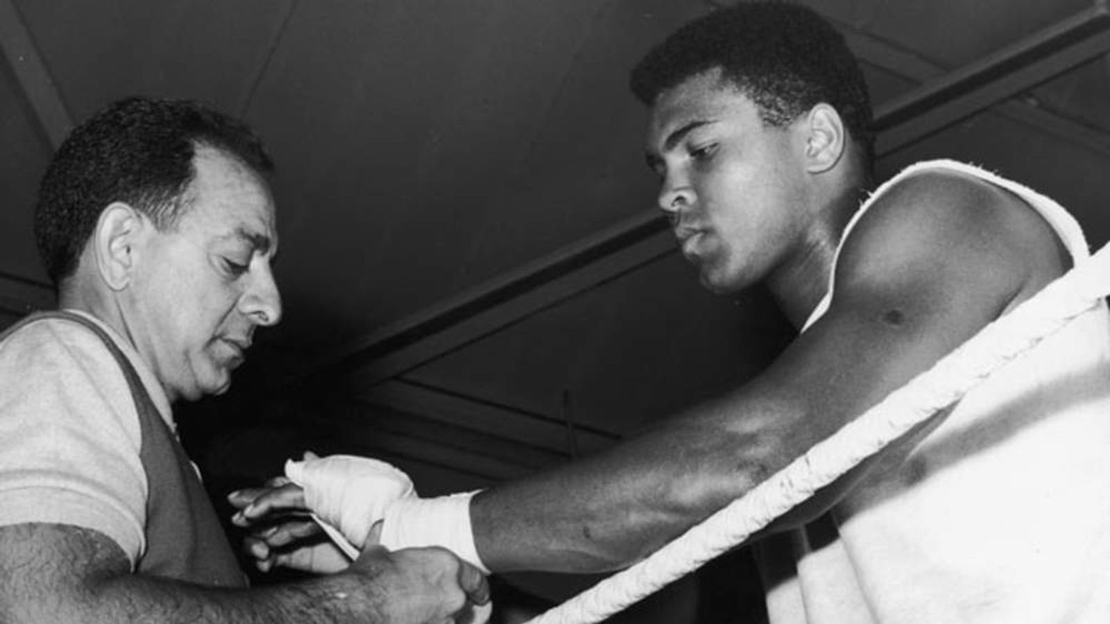 Legendary Boxing Trainer Angelo Dundee Dies | World News | Sky News
