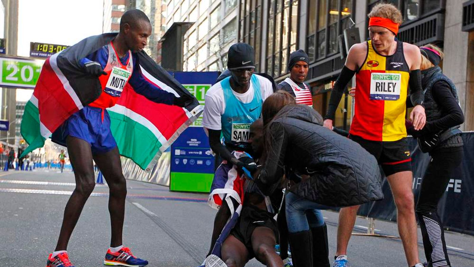 Mo Farah Collapses At New York Half-Marathon | US News | Sky News