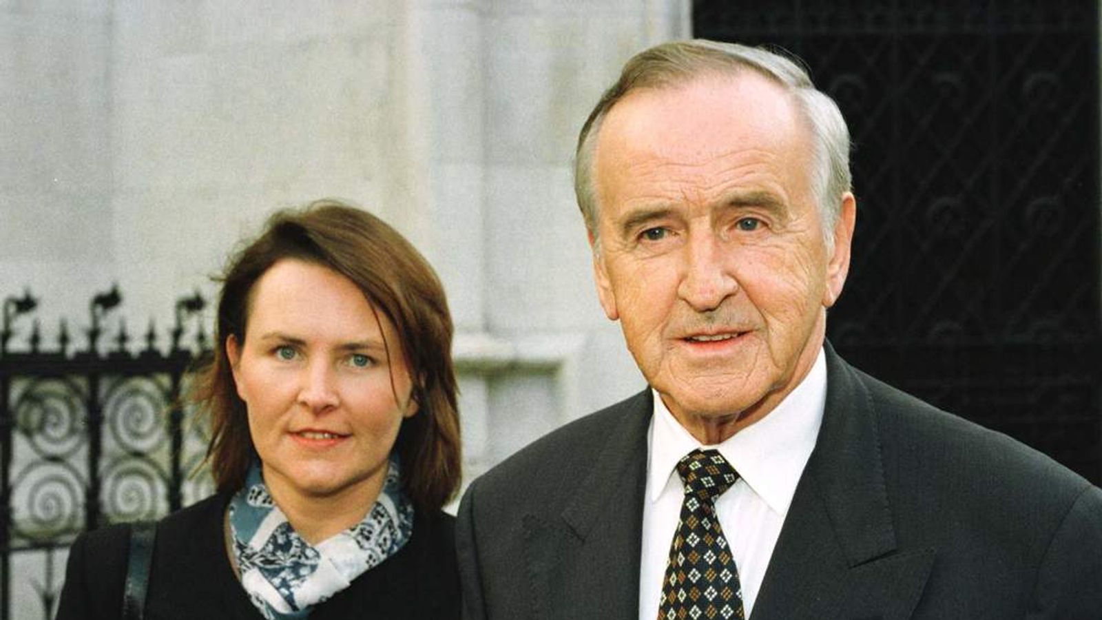 Ireland's Former PM Albert Reynolds Dies | World News | Sky News