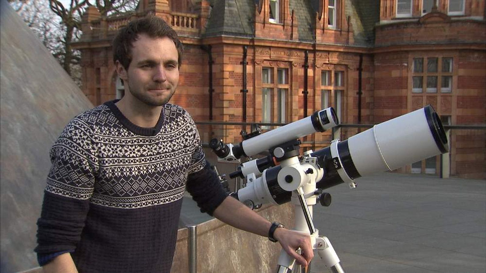 Astronomer Tom Kerss Explains How To View The Eclipse Through A Lens ...