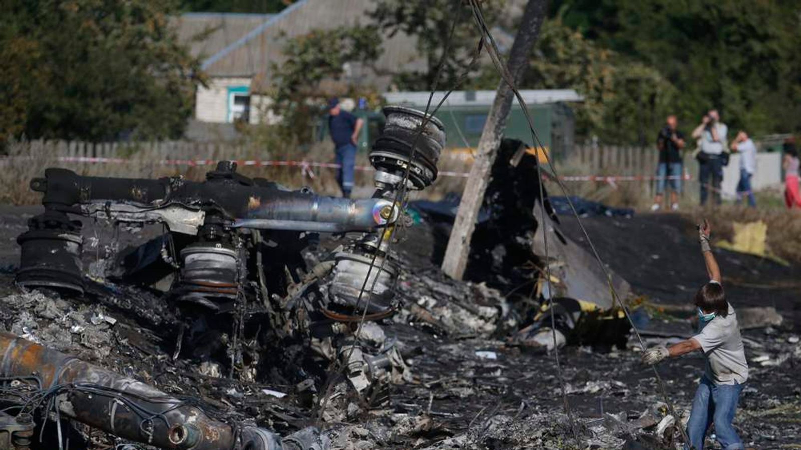 MH17 shot down by missile 'brought from Russia' into Ukraine's rebel ...
