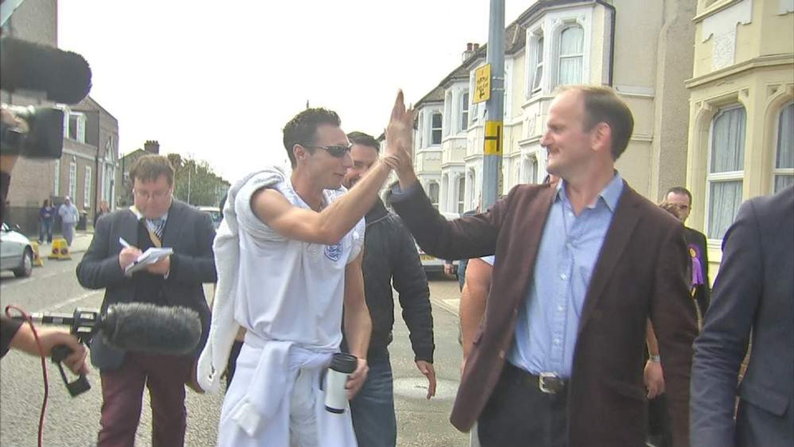 Carswell High Fives Clacton 'Earth Angel' | Scoop News | Sky News