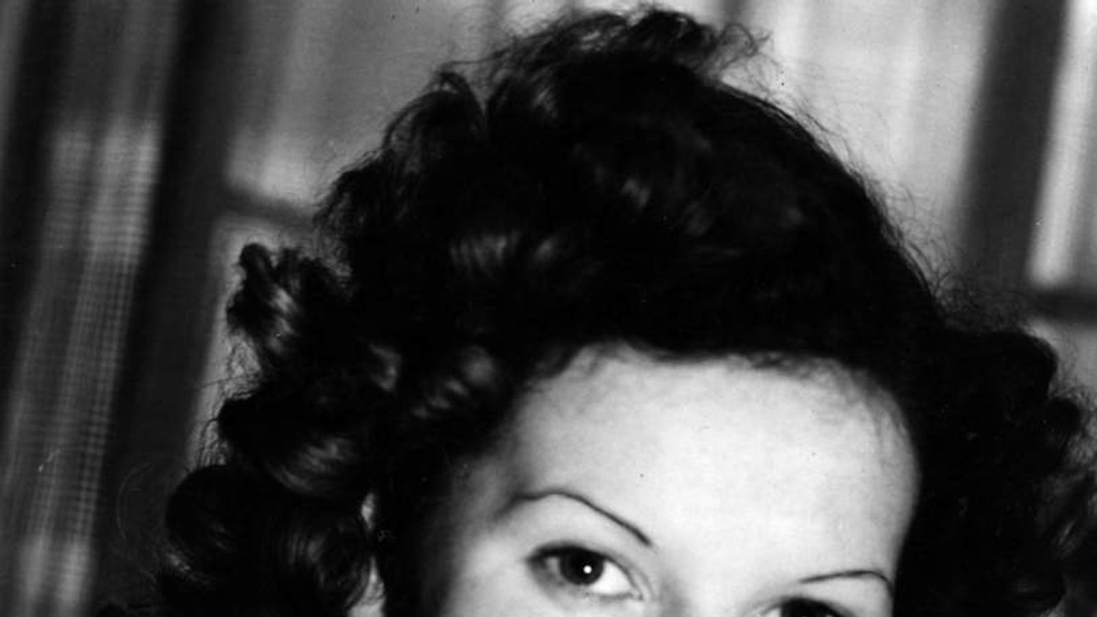 Hollywood Actress Maureen O'Hara Dies, Aged 95 | World News | Sky News