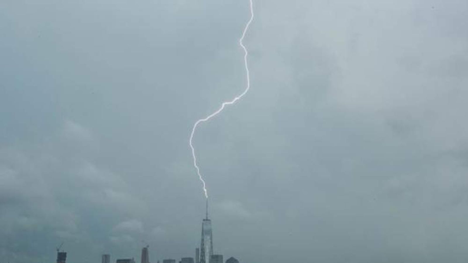 Dramatic Footage Of Electrical Bolts Hitting New York's Tallest ...