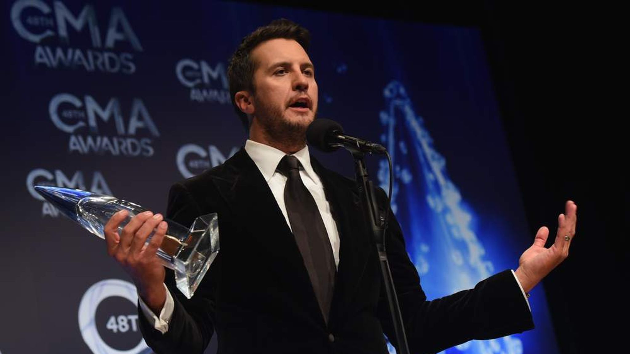 Lambert Makes History At Country Music Awards | Ents & Arts News | Sky News