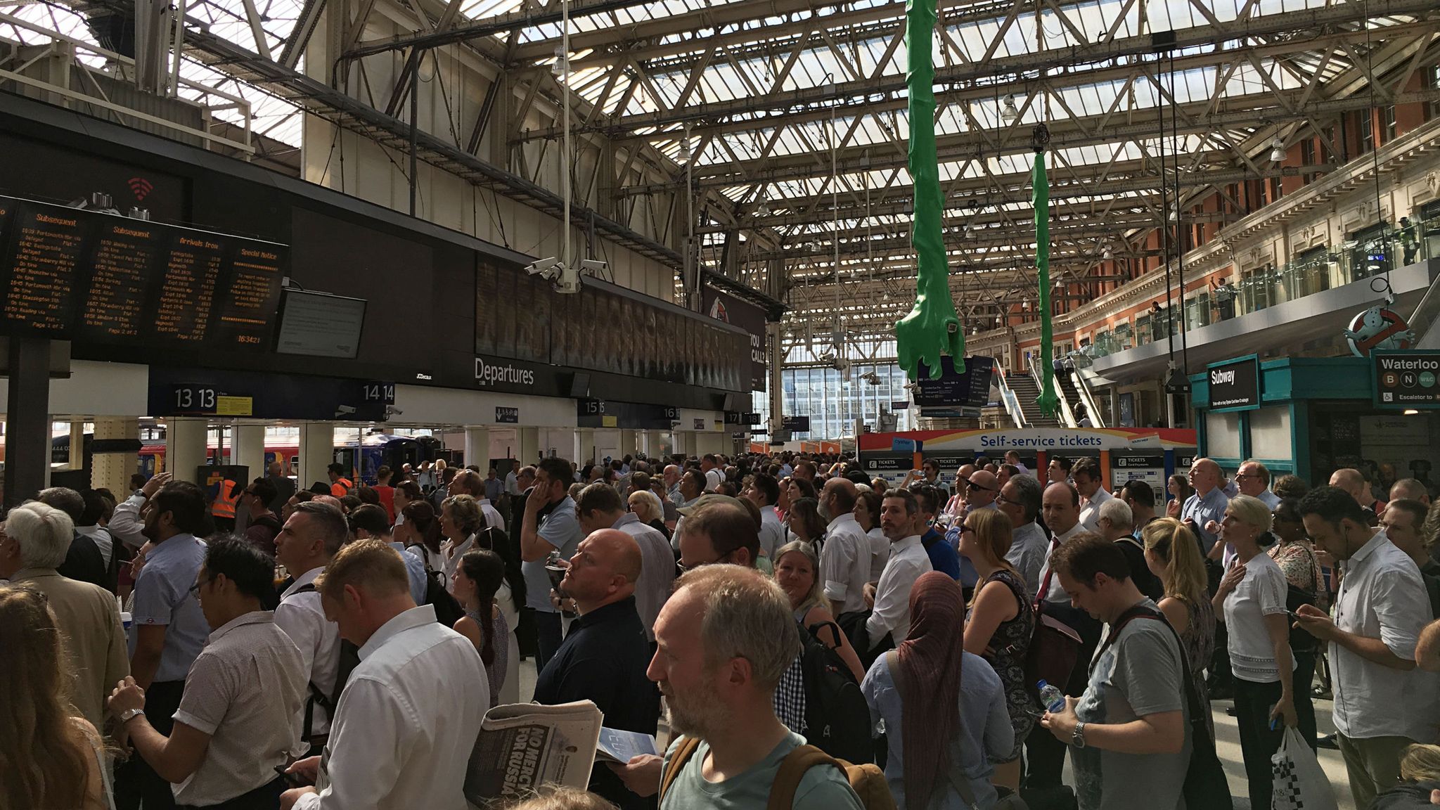 Travel chaos warning at Waterloo station as 10 platforms closed | UK ...