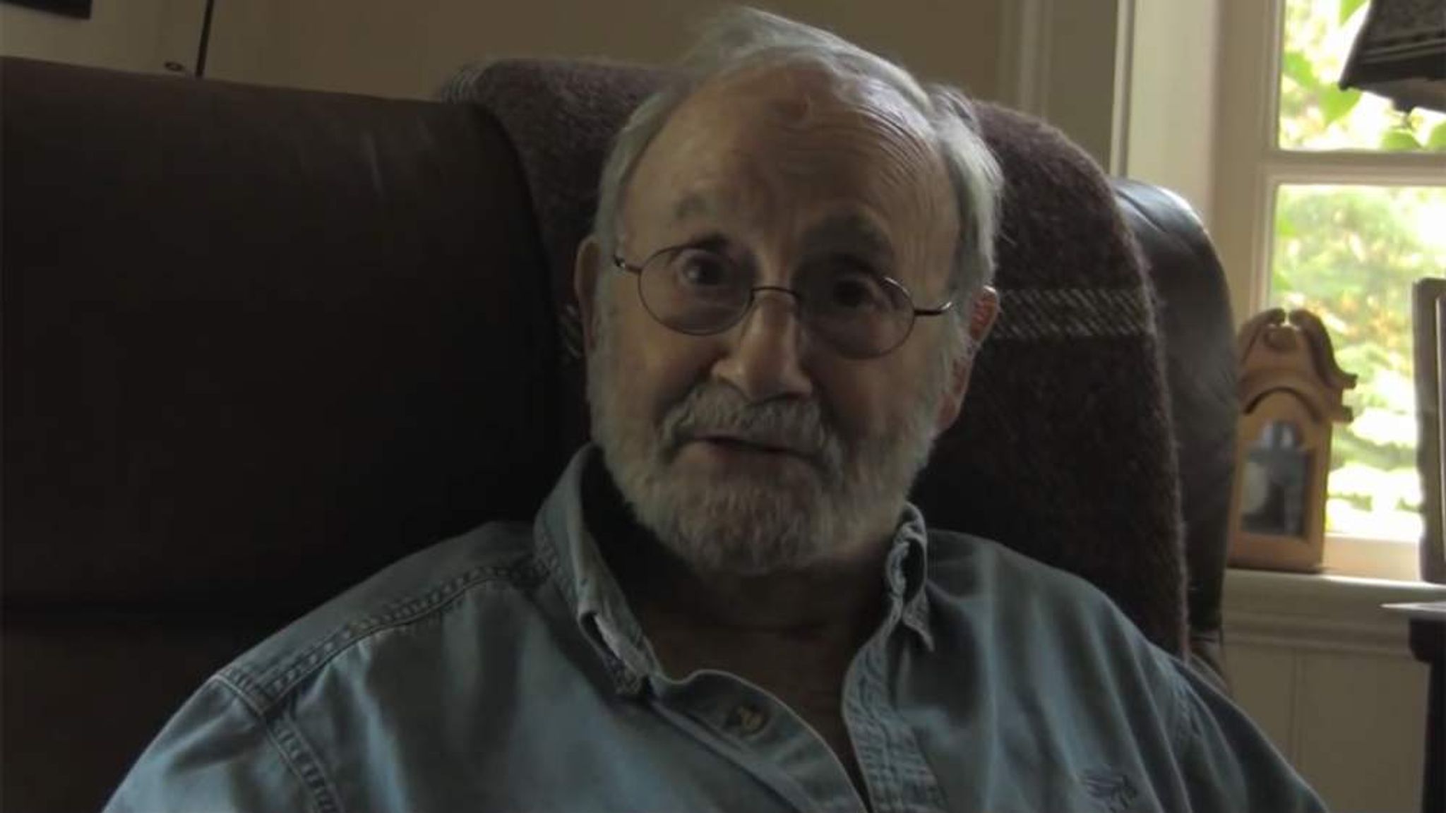 Hollywood Trailer Voiceover Icon Hal Douglas Dies | World News | Sky News