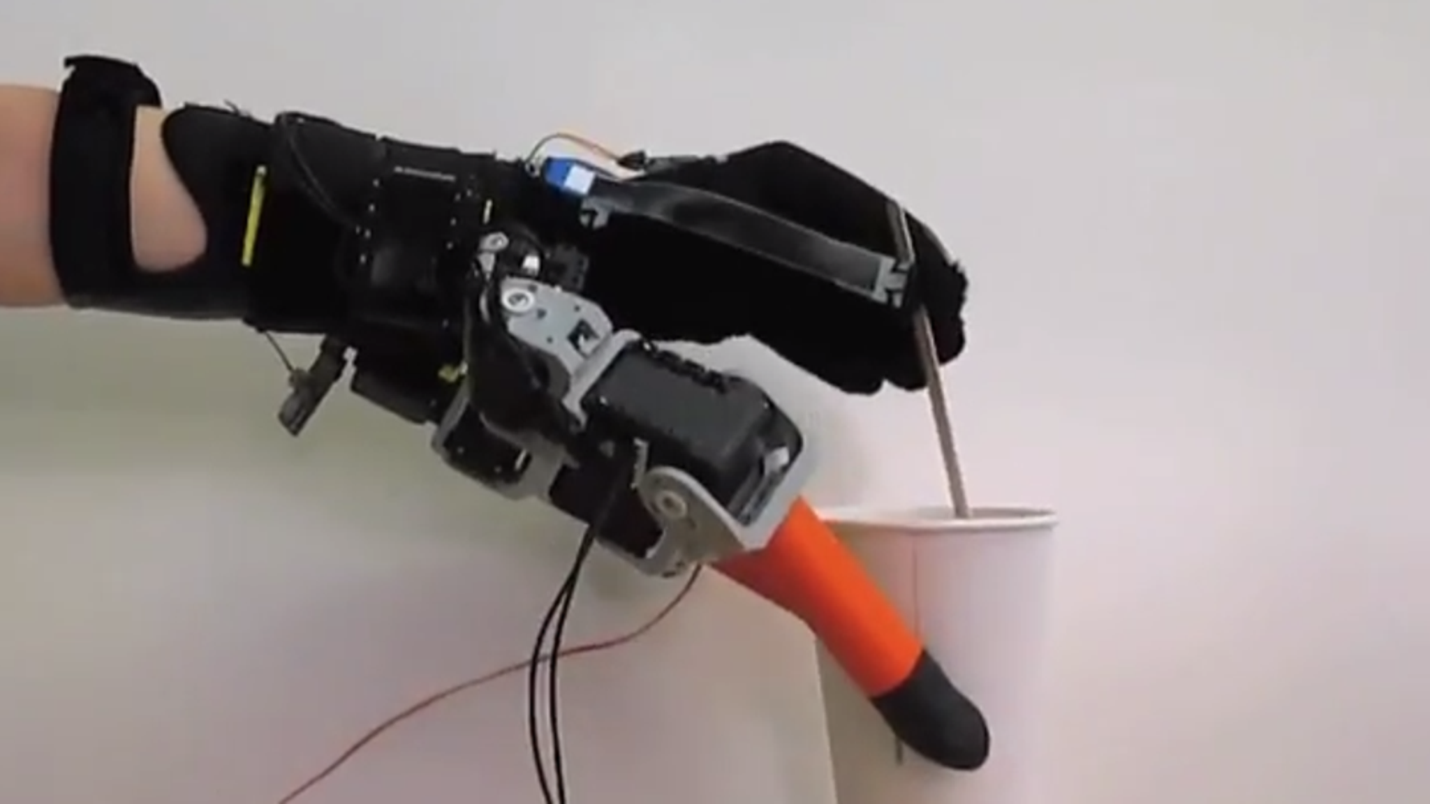 Smart Glove Gives User Two Robotic Fingers | Science, Climate & Tech ...
