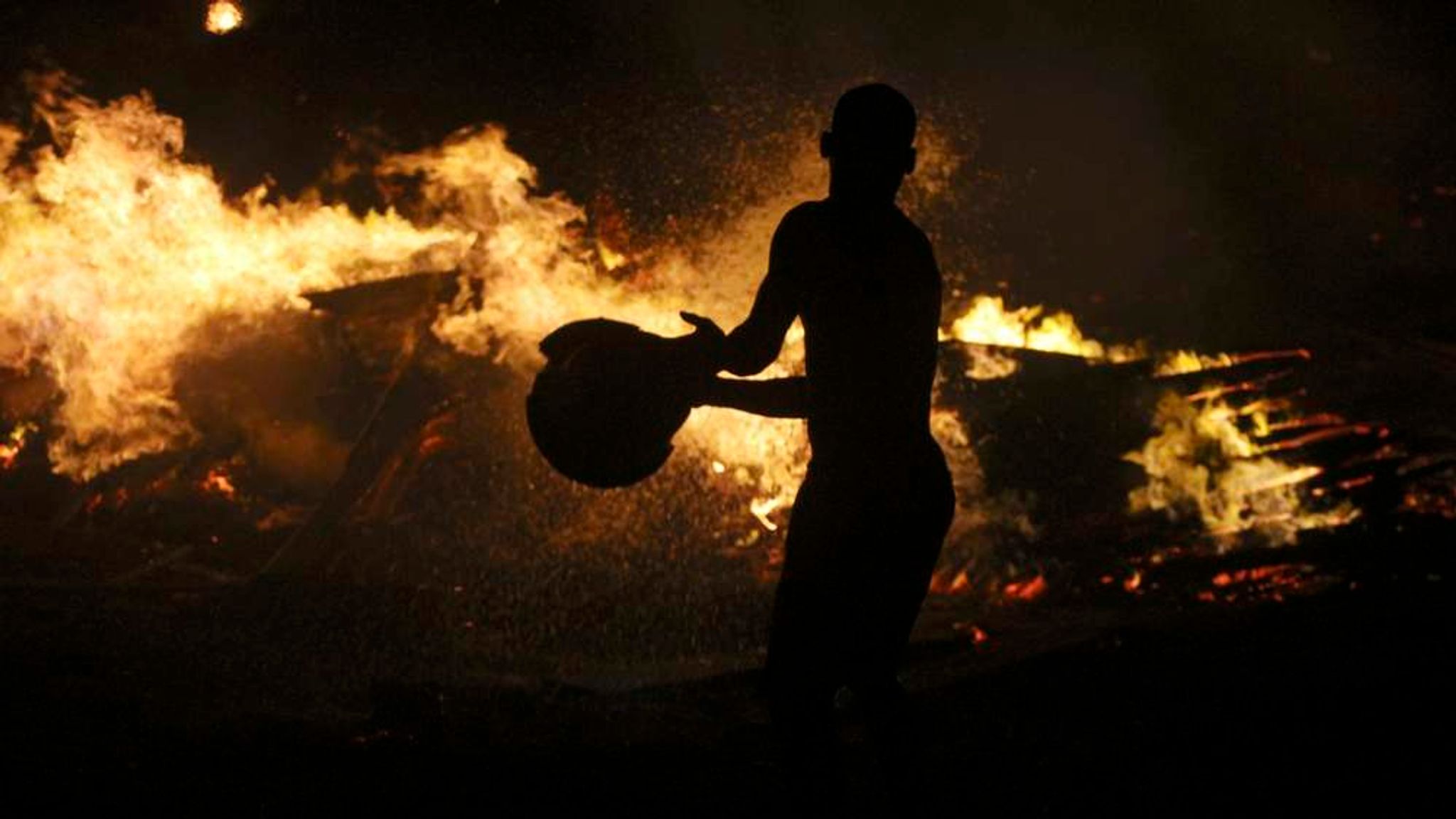 Huge Fire Rips Through Lagos Lagoon Slum | World News | Sky News