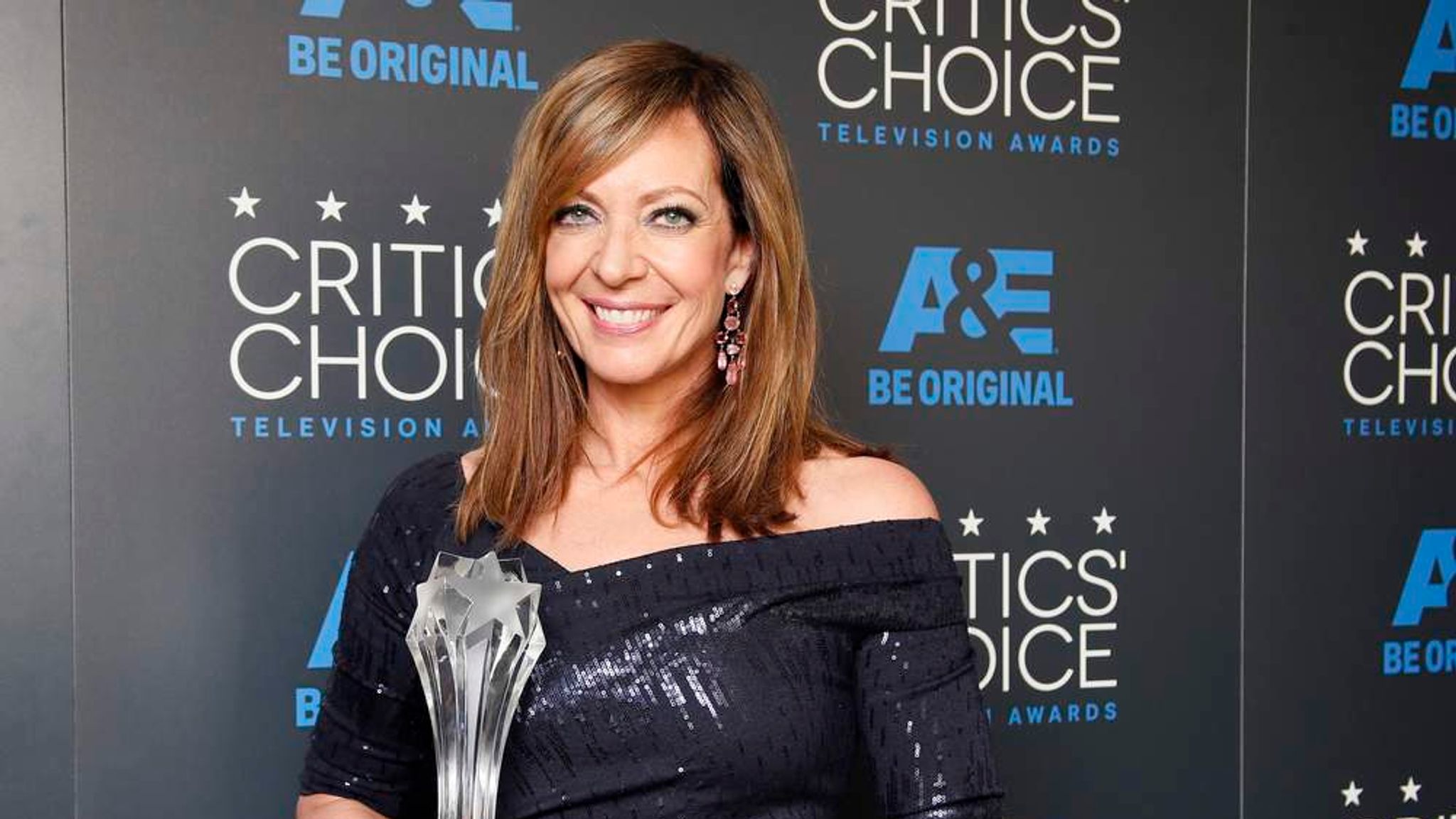 Janney Rewarded With Kiss At Critics' Choice | Ents & Arts News | Sky News