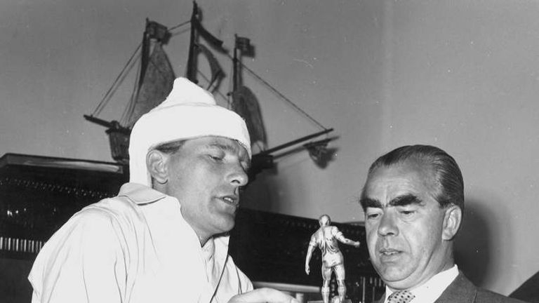 Man City legend Trautmann Dies | World News | Sky News