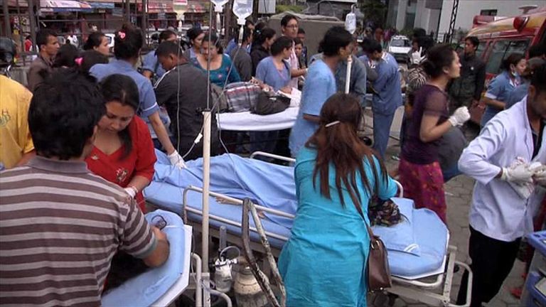 Nepal Quake Homeless Spend Second Night In Open | World News | Sky News