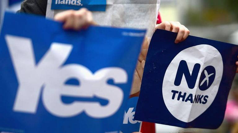 Yes and No flags in the referendum campaign