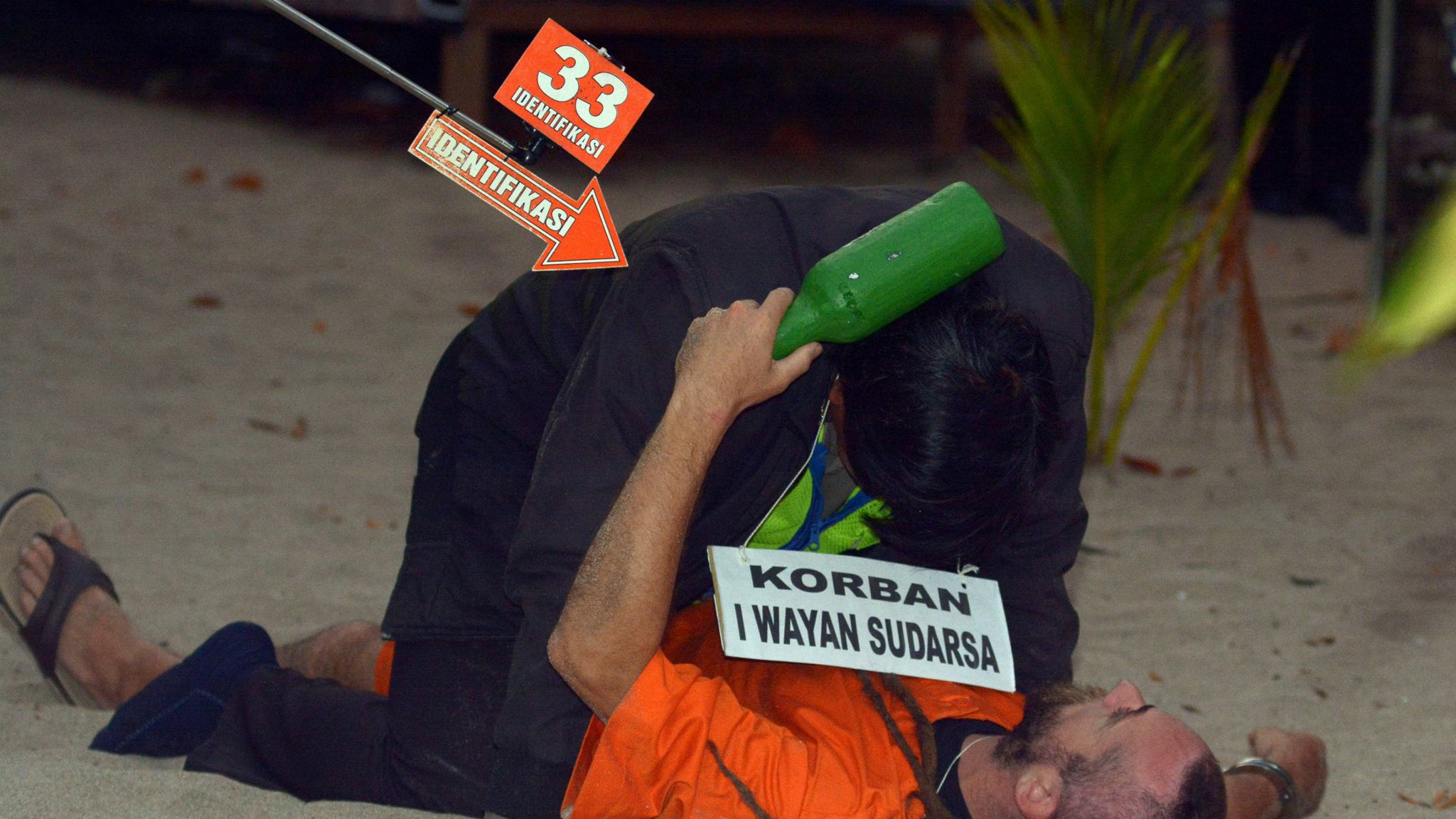 Brit Murder Suspect And Girlfriend Reconstruct Bali Policeman Death ...