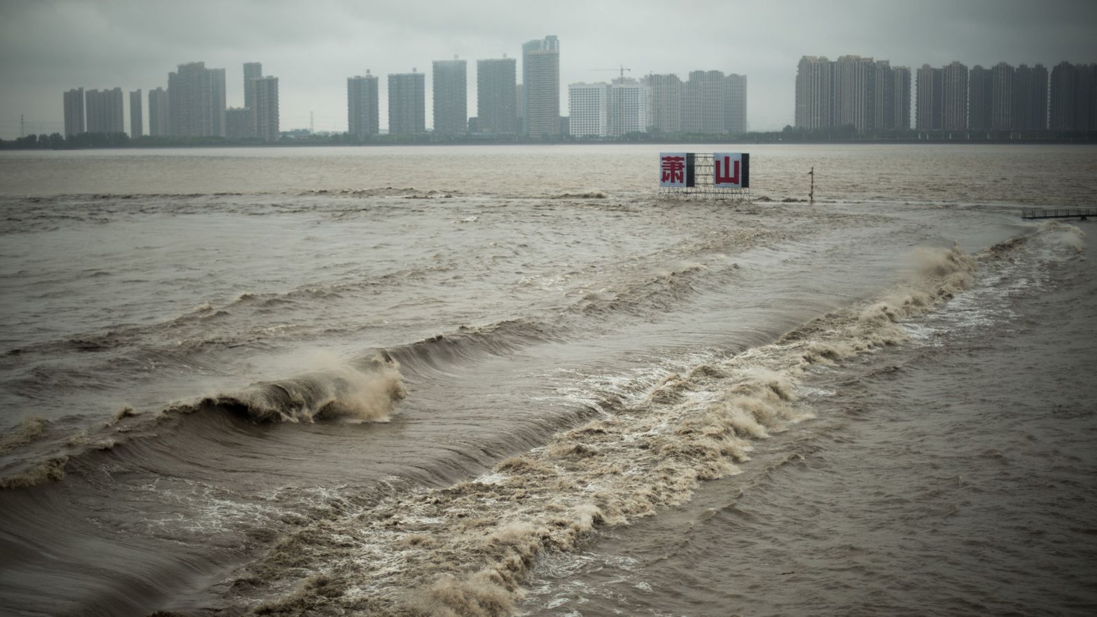 World's biggest tidal bore appears in China | World News | Sky News