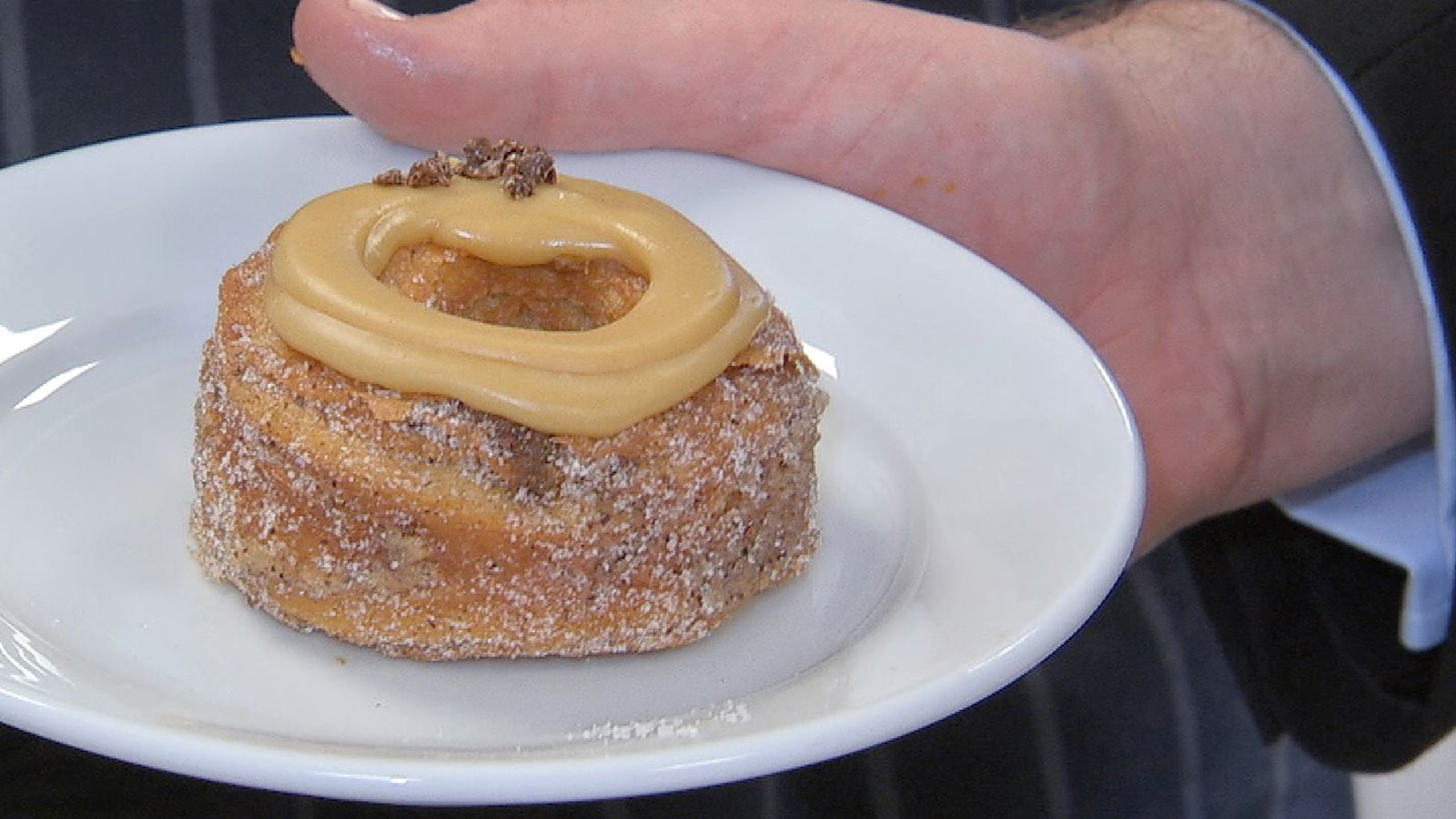 Fans queue for cronuts in London | Scoop News | Sky News