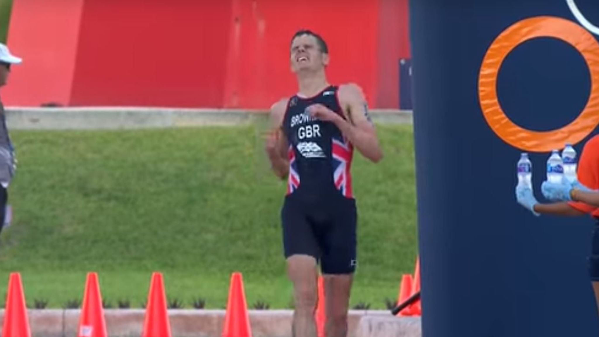'Incredible' Alistair Brownlee carries brother Jonny to finish | UK ...