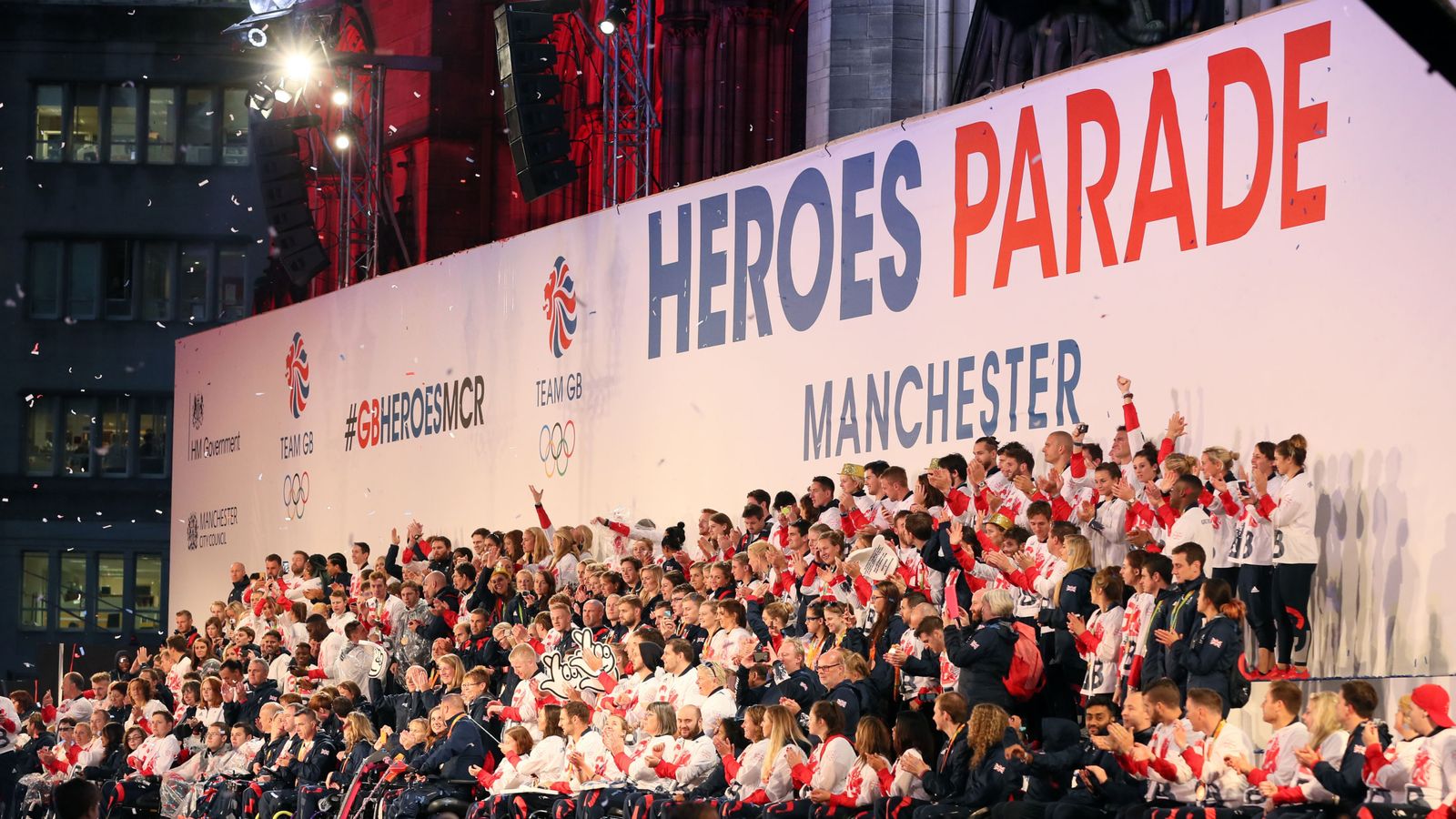 Manchester crowds cheer Rio heroes | Scoop News | Sky News