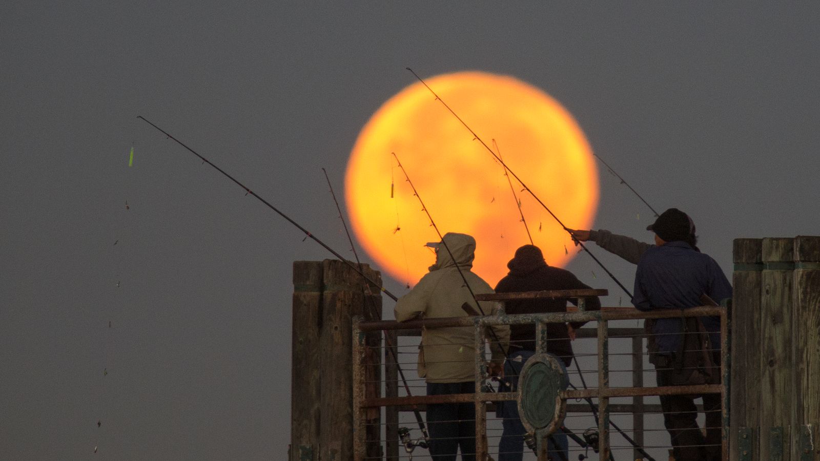 Second chance to catch 'supermoon' after clouds hamper view | Science ...