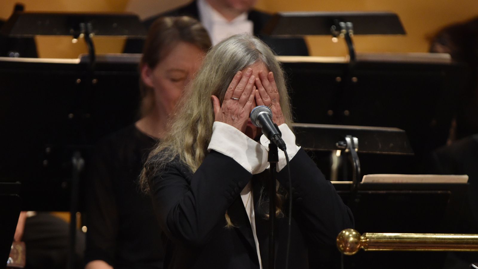 Patti Smith forgets lines while performing Bob Dylan Nobel tribute ... Patti Smith forgets lines while performing Bob Dylan Nobel tribute ...