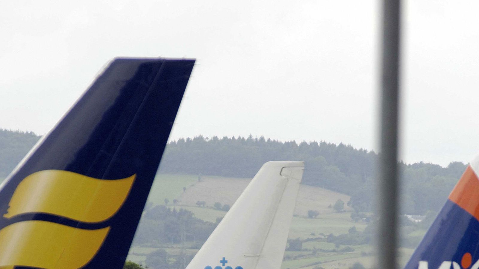 Pilot suffers heart attack before take-off at Glasgow airport | UK News ...