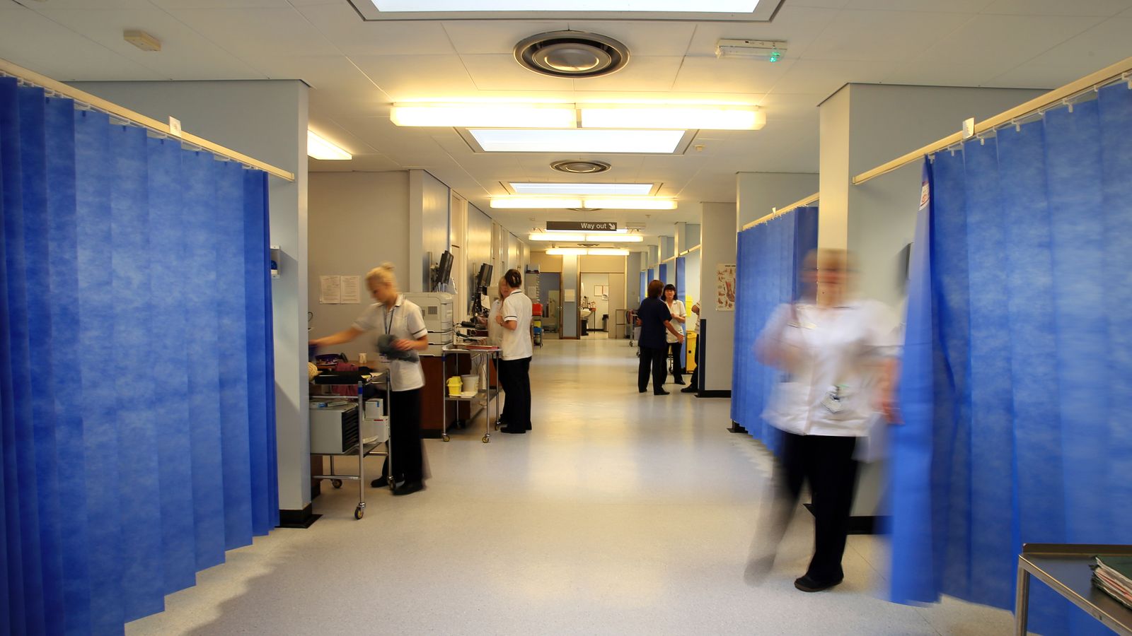 A&E departments fail to hit waiting times for 16 months, NHS figures ...