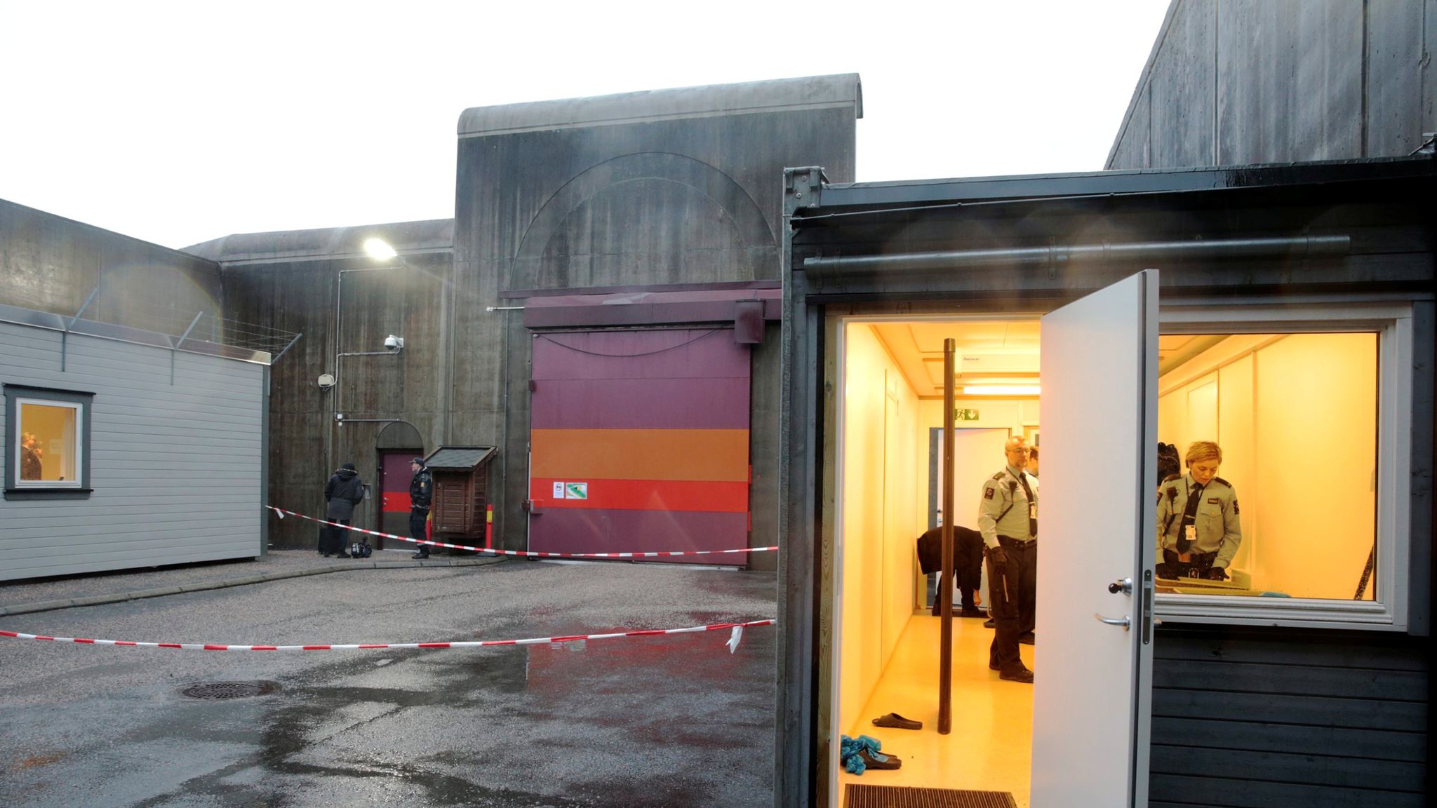 Mass killer Anders Breivik gives Nazi salute at Norway court hearing ...