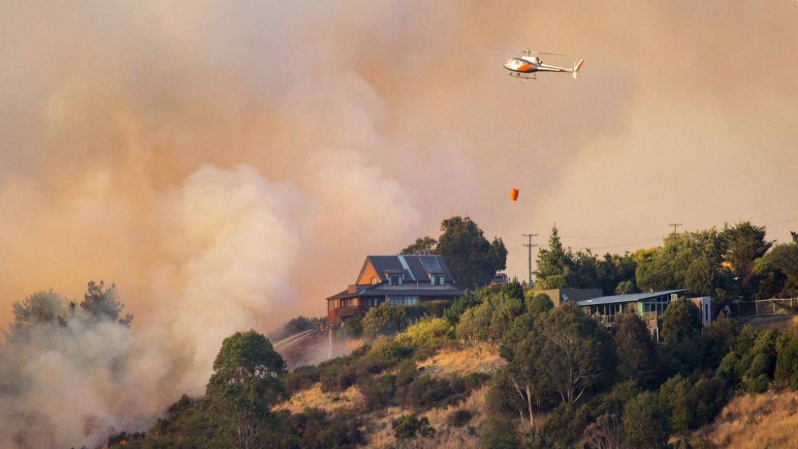 New Zealand wildfires see more than 1,000 flee their homes | World News ...