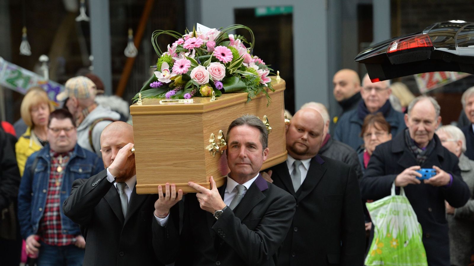 Allo Allo stars reunite for Gorden Kaye funeral | Ents & Arts News ...