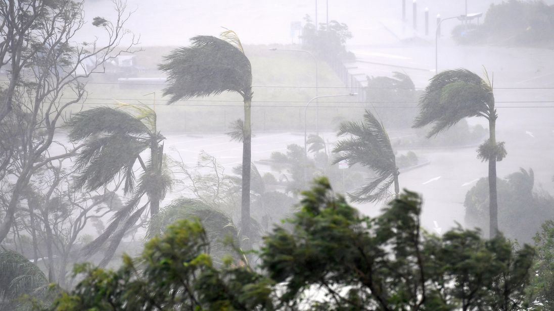 Cyclone Debbie: 'Howling' storm batters Australia's northeast coast