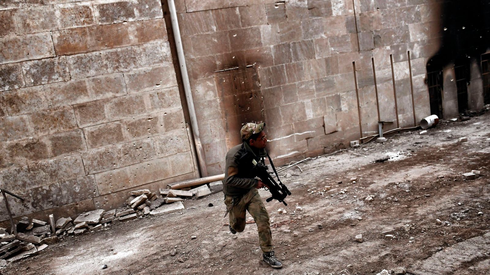 Horrific battle for west Mosul goes on | World News | Sky News