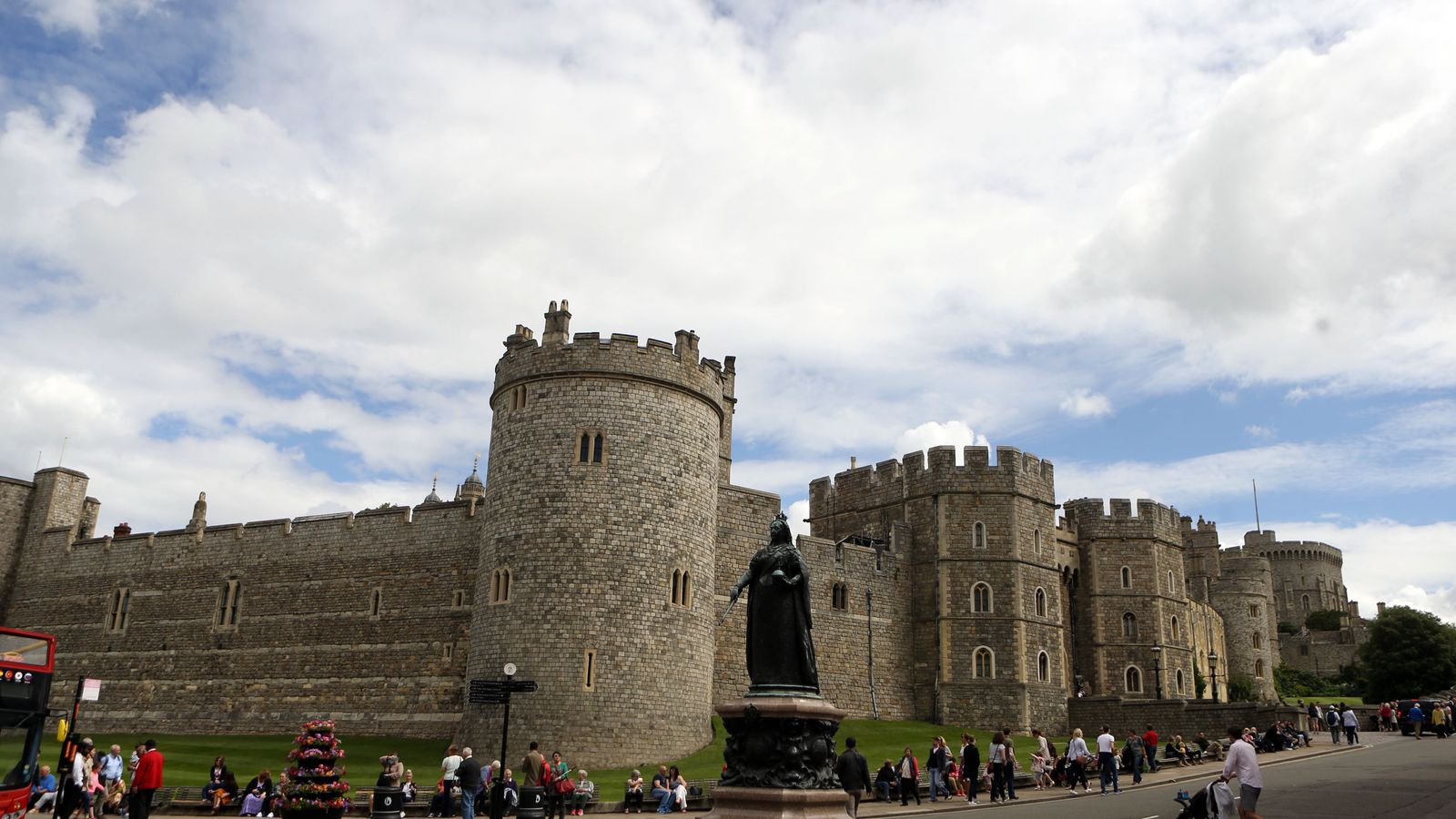 Anti-terror barriers to protect Changing of the Guard at Windsor Castle ...
