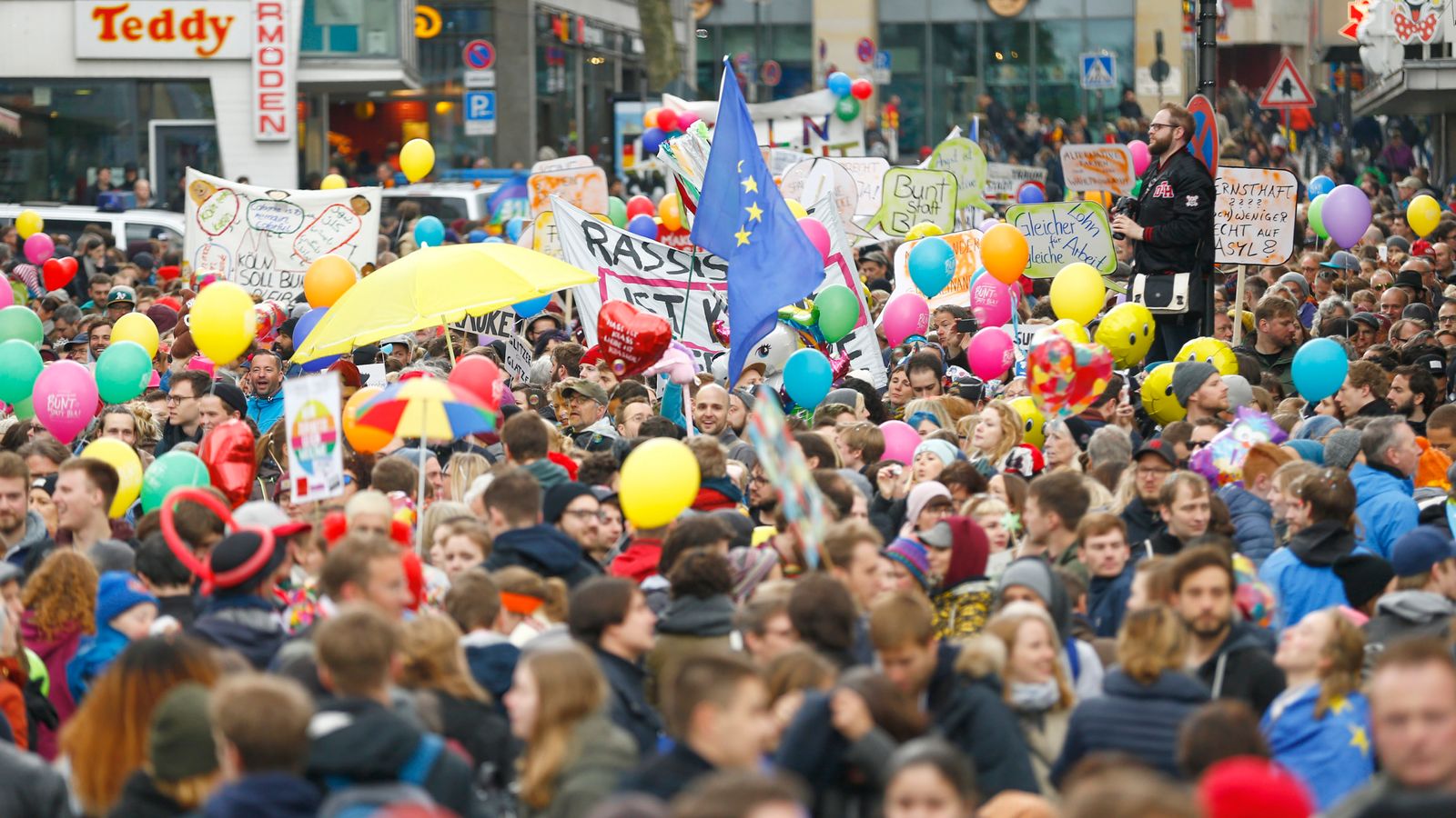 Police hurt in clashes outside far-right AfD convention in Cologne ...