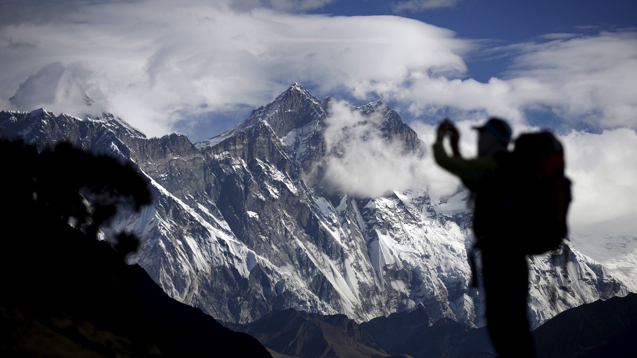 'Swiss Machine' climber Ueli Steck dies in fall near Mount Everest ...