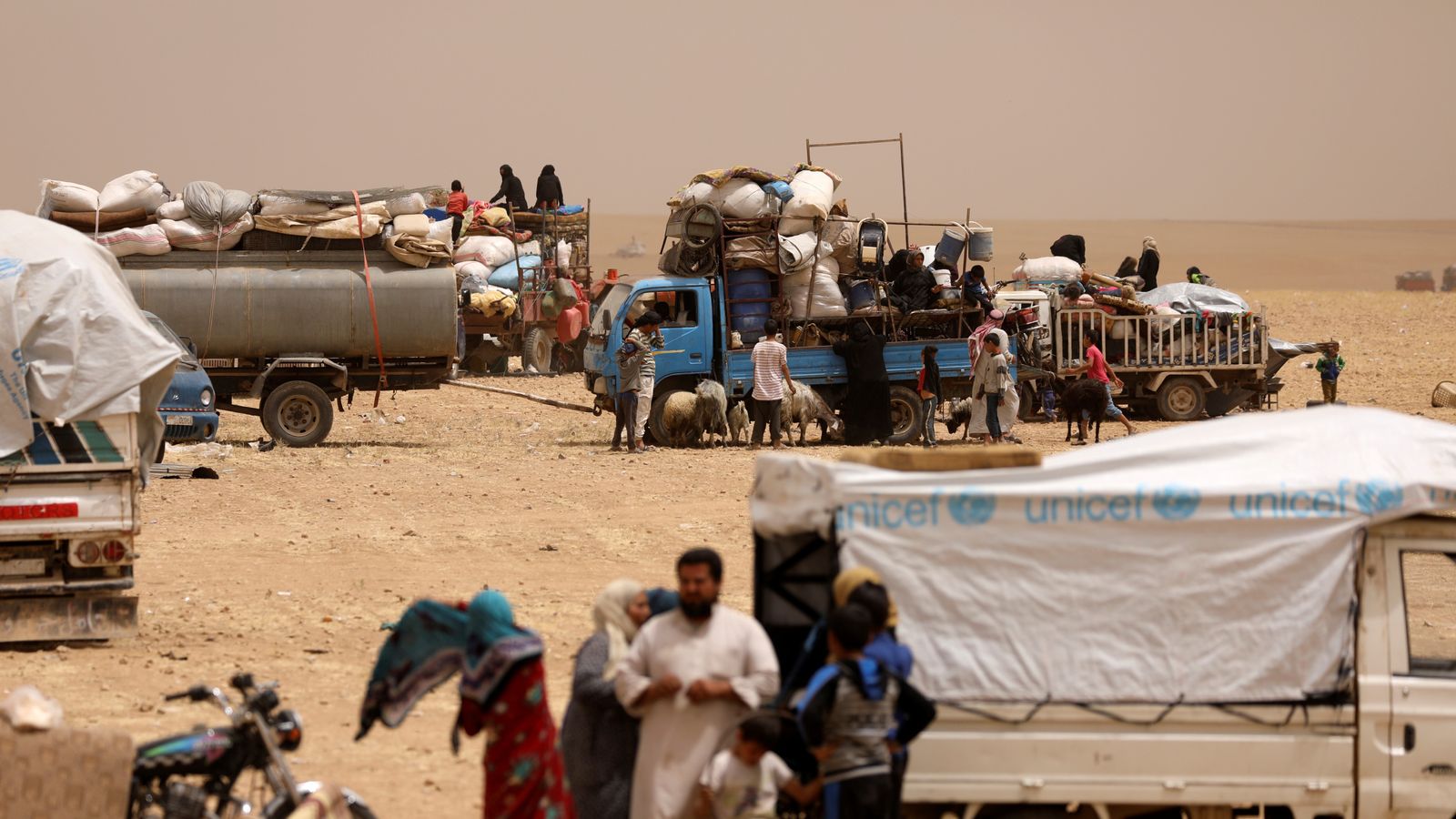 Airstrikes in Raqqa as fight to oust Islamic State from Syria lair ...