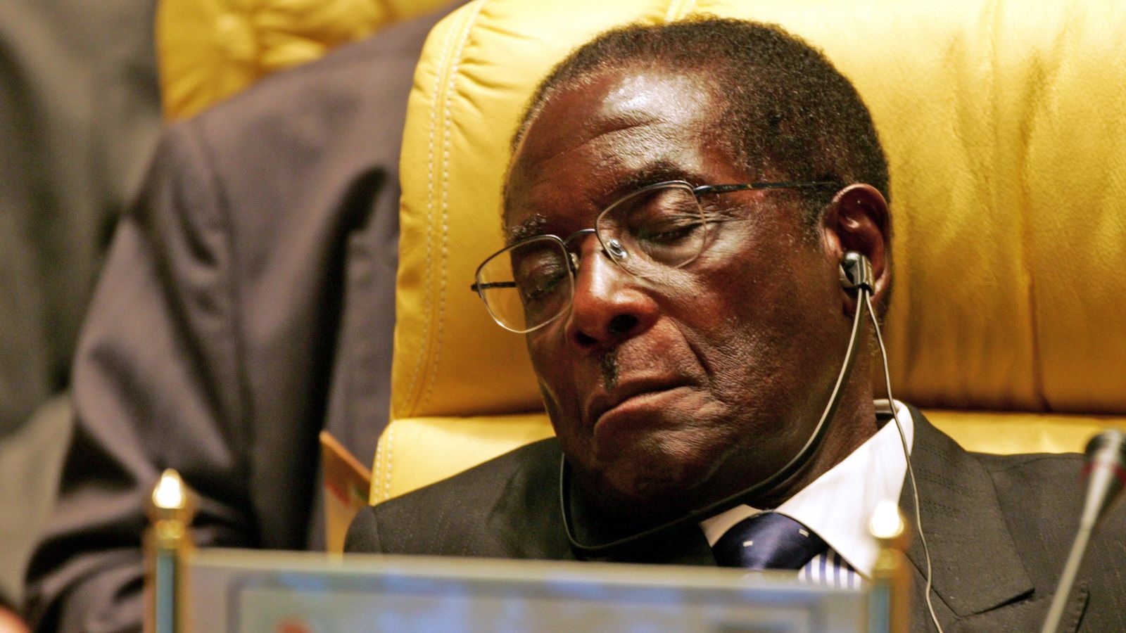 Robert Mugabe's successor Emmerson Mnangagwa is on his way back to ...