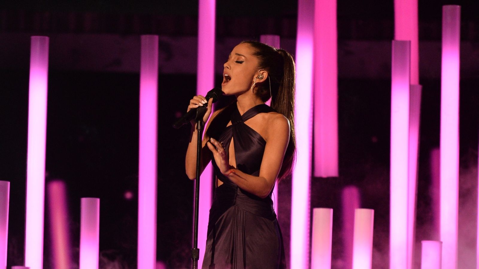 Ariana Grande cancels UK shows after Manchester Arena terror attack ...