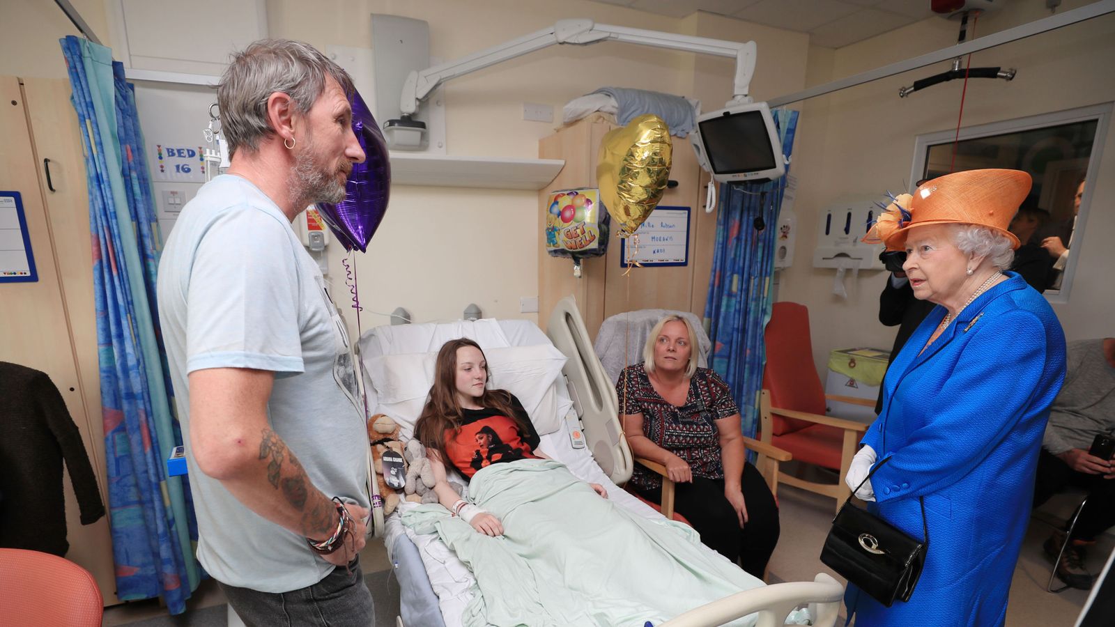 The Queen visits victims of the terror attack | News UK Video News ...