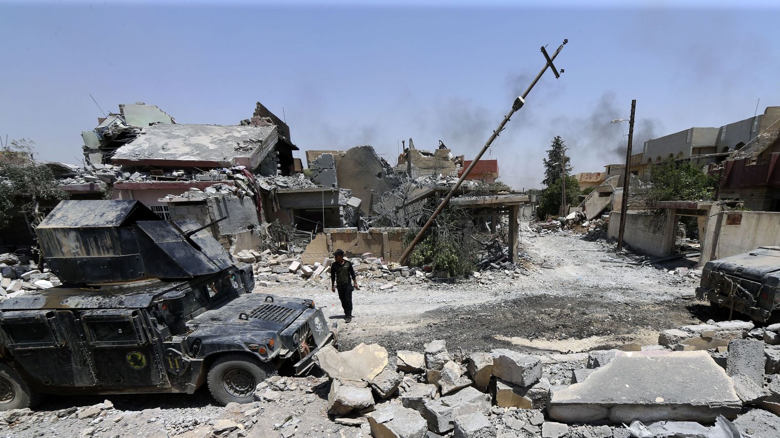 Airstrikes in Raqqa as fight to oust Islamic State from Syria lair ...