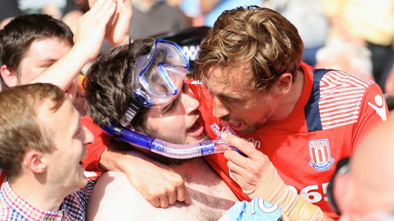 Shirt for Speedo-wearing fan | Video | Watch TV Show | Sky Sports