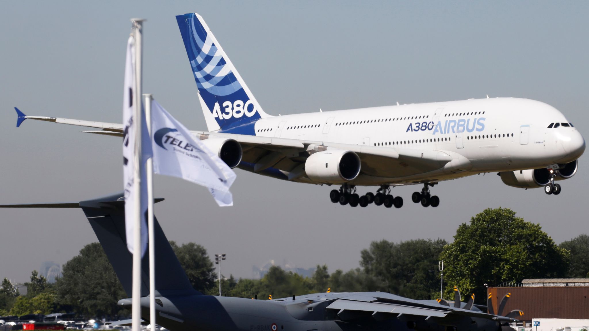 Emirates deal hands lifeline to Airbus superjumbo | Money News | Sky News