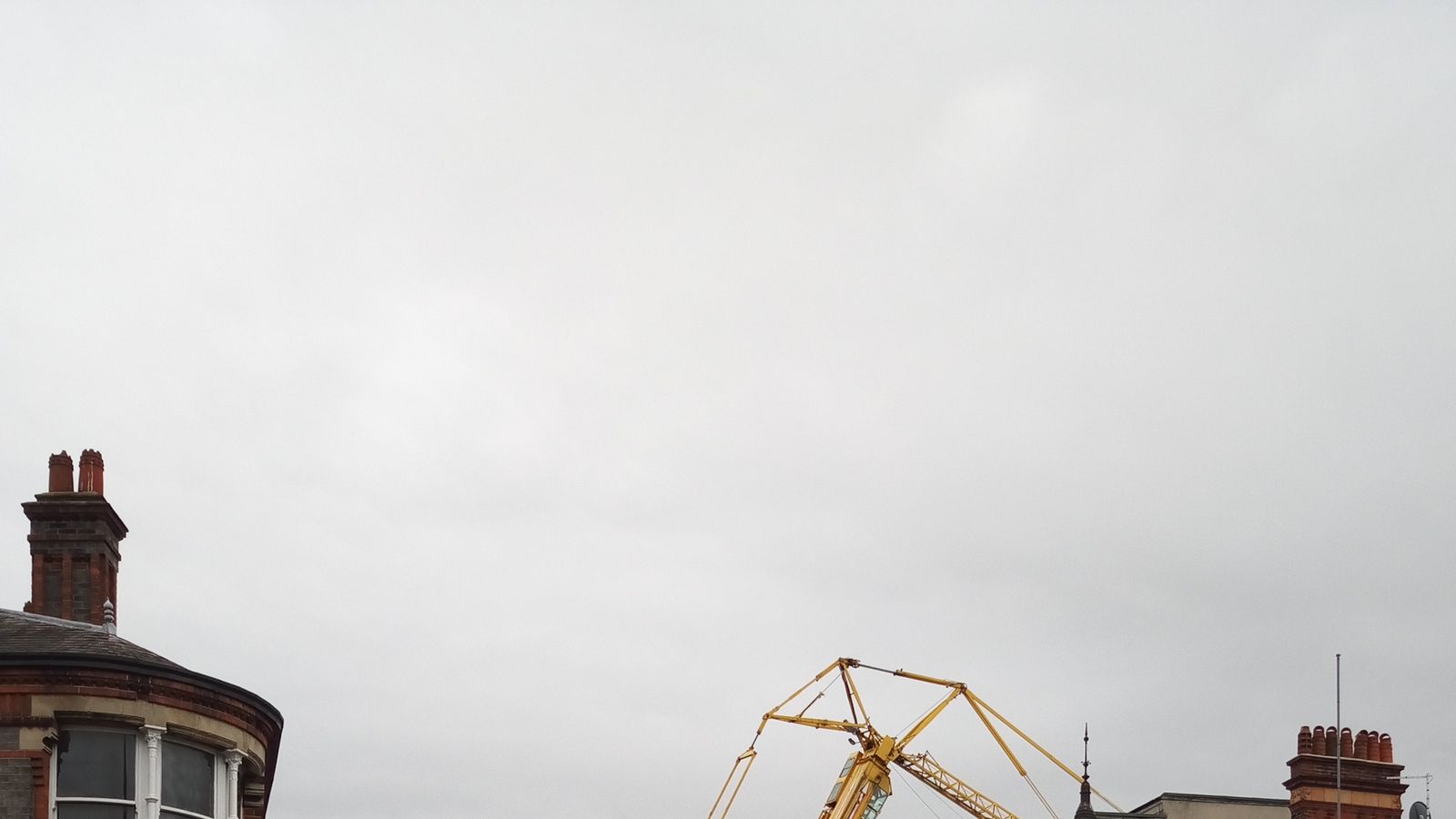 Collapsed crane in Reading 'may take days to remove' as Dutch experts ...