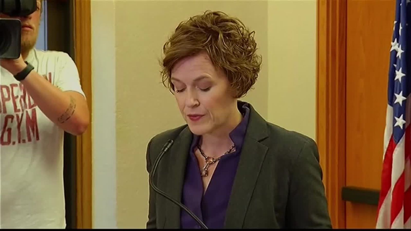 Angry crowd shouts down Minneapolis mayor | News UK Video News | Sky News