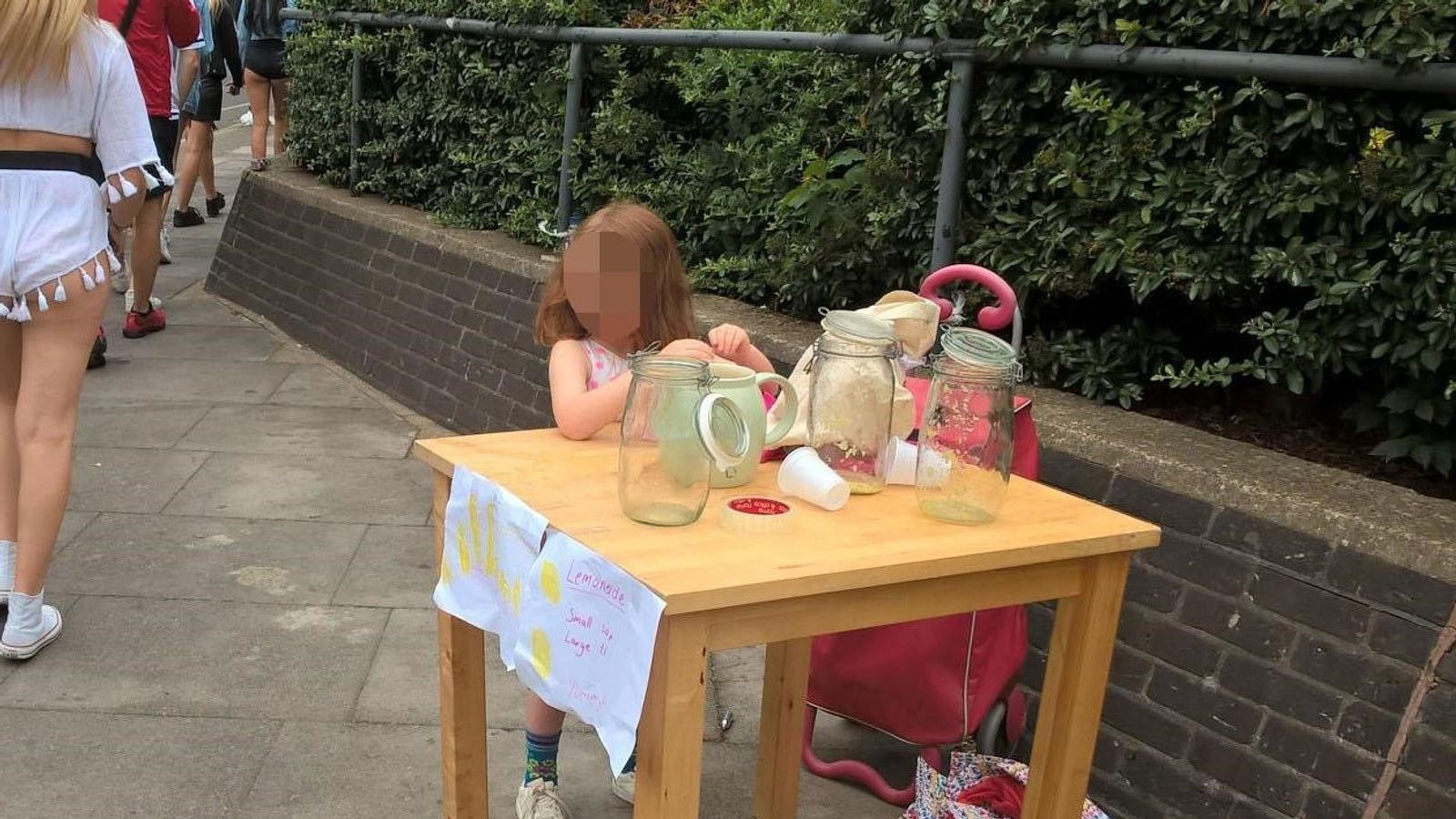 Girl's lemonade stand leads to £150 fine from Tower Hamlets Council ...