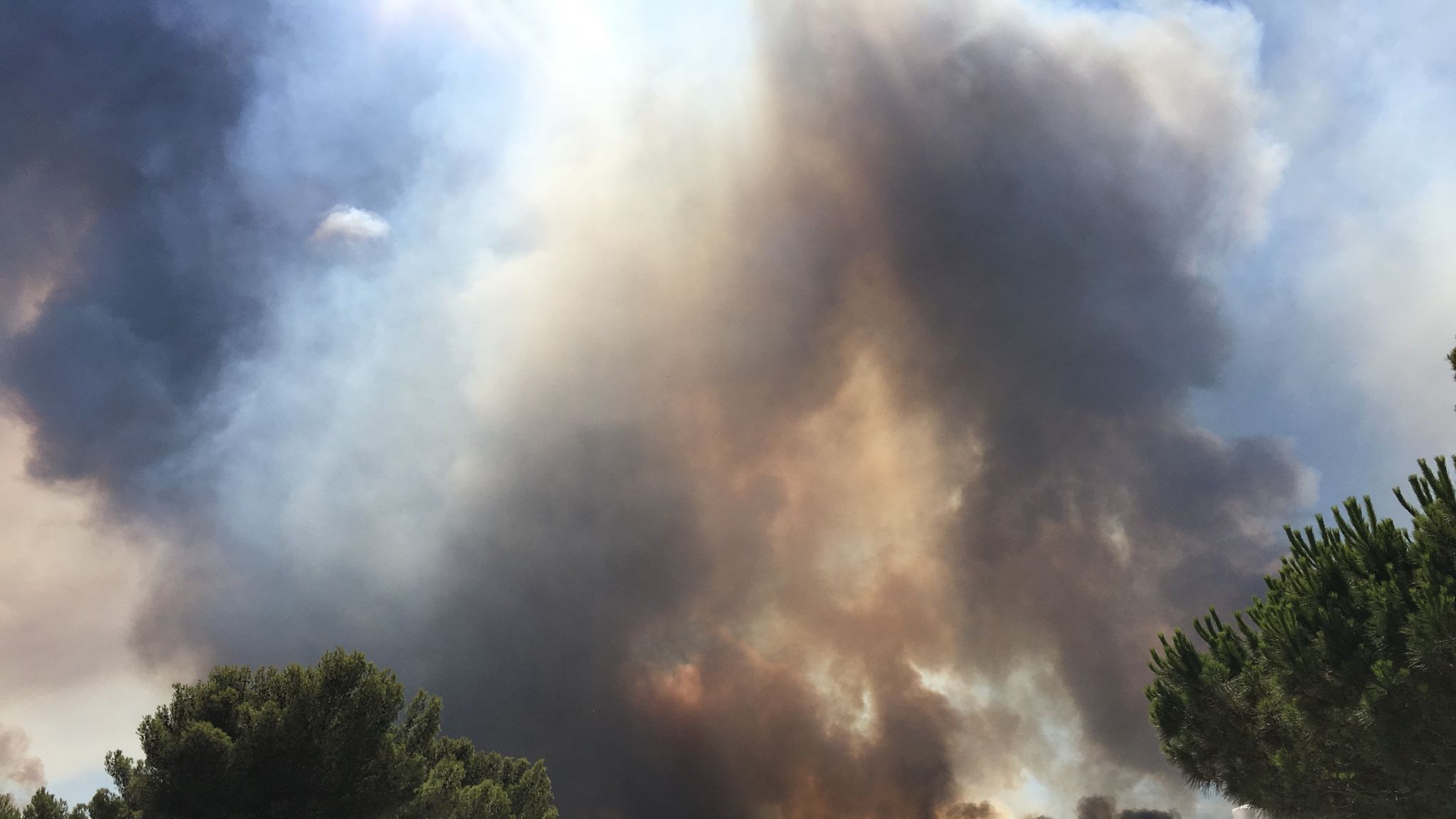 Sleepless nights for holidaymakers as fires rage in southern France ...